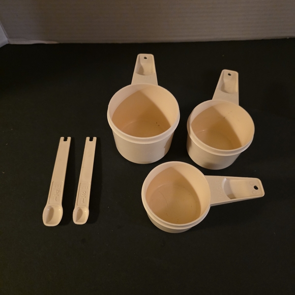 Tupperware | Kitchen | Tupperware Vintage 5 Piece Lot Measuring Cups ...